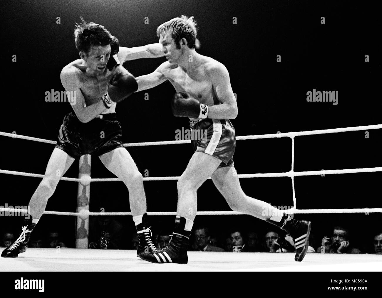 Alan Rudkin (r) during the bantamweight fight against Evan Armstrong at ...