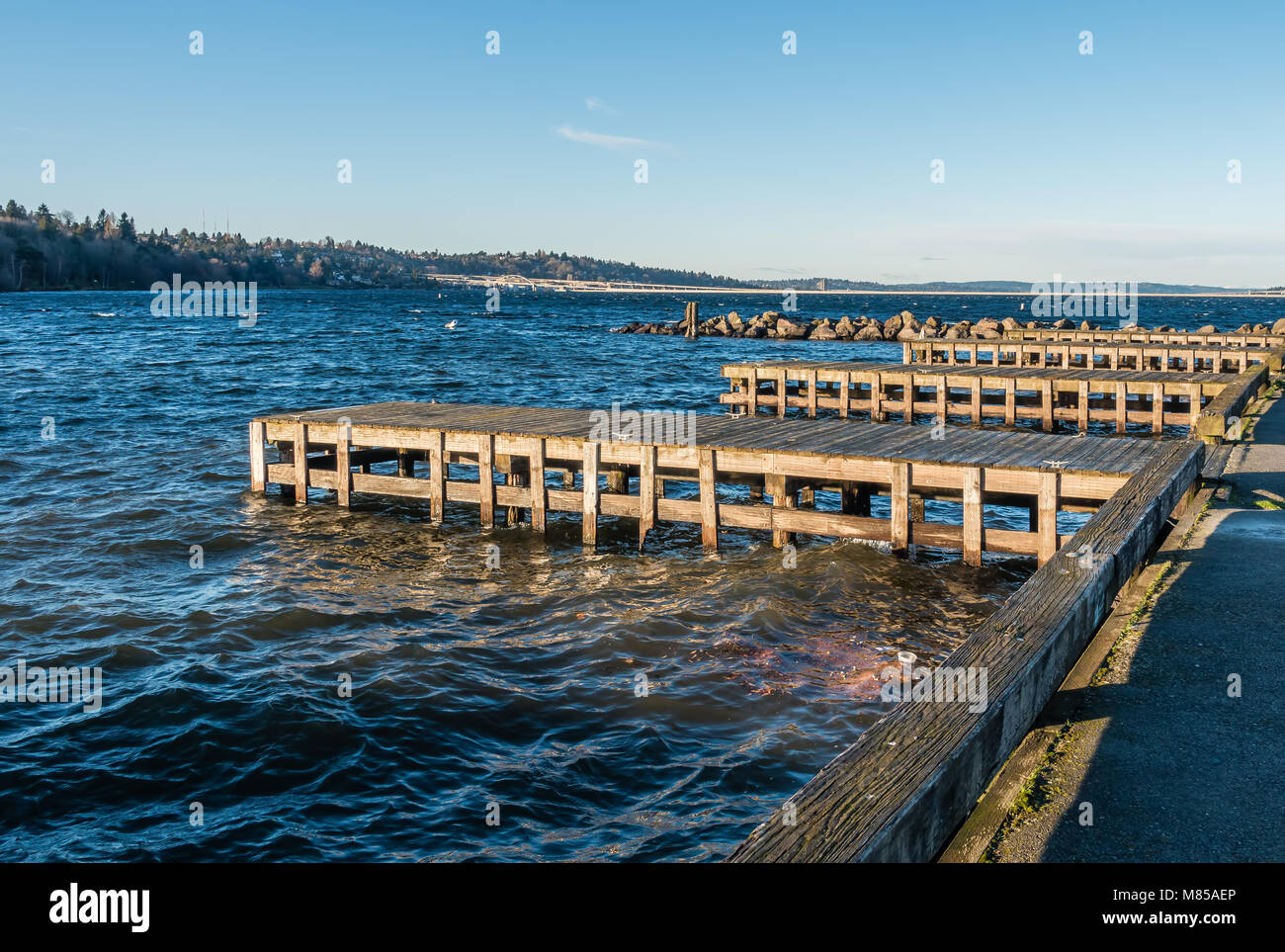 A view of wooden piers on Lake Washington near Seattle Stock Photo - Alamy