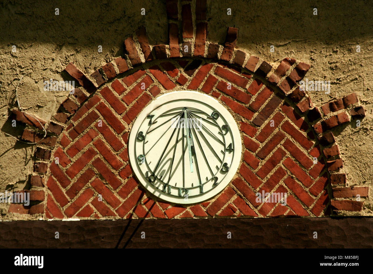 Sundial on a building hi-res stock photography and images - Alamy