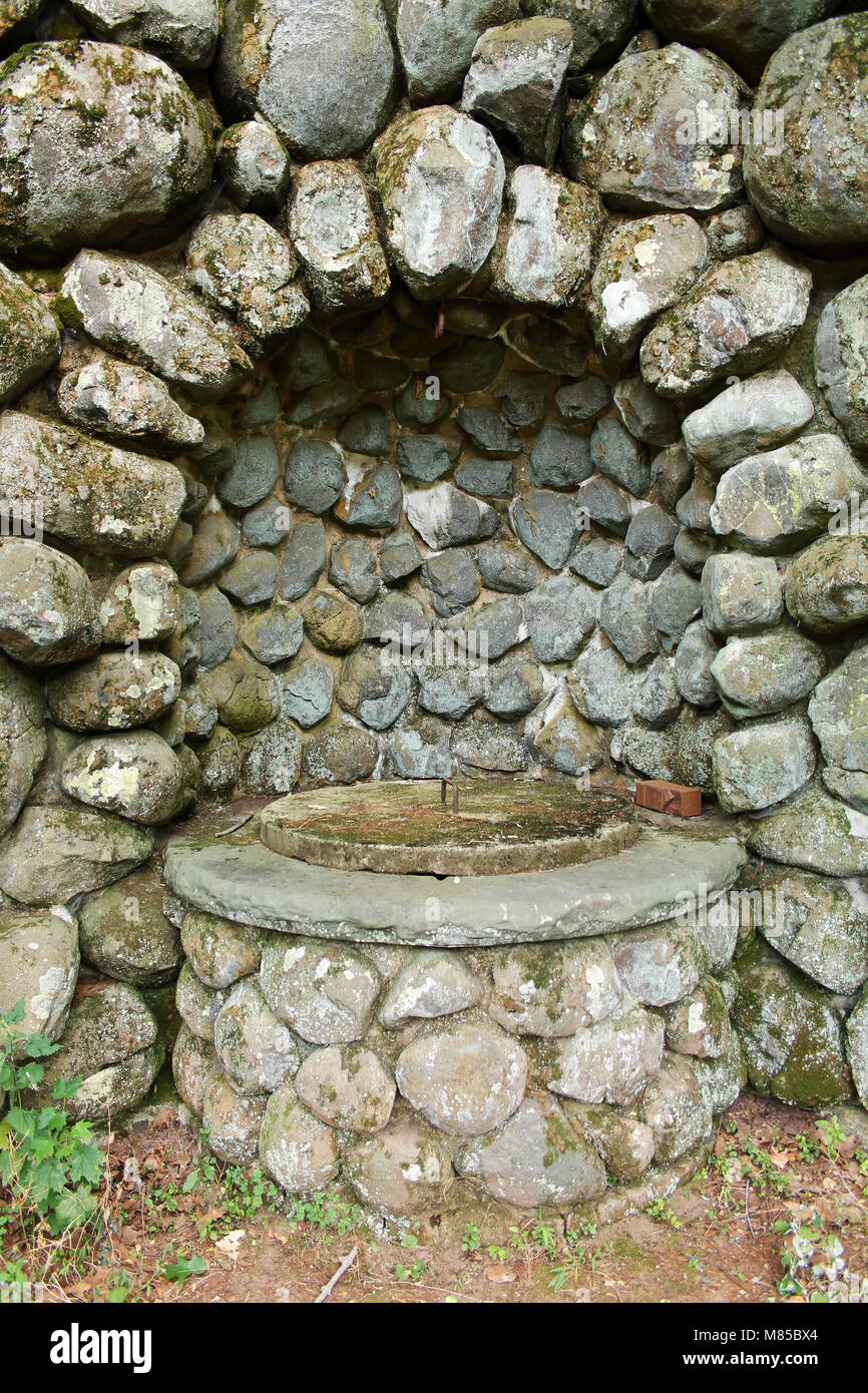 Round stone water well hi-res stock photography and images - Alamy