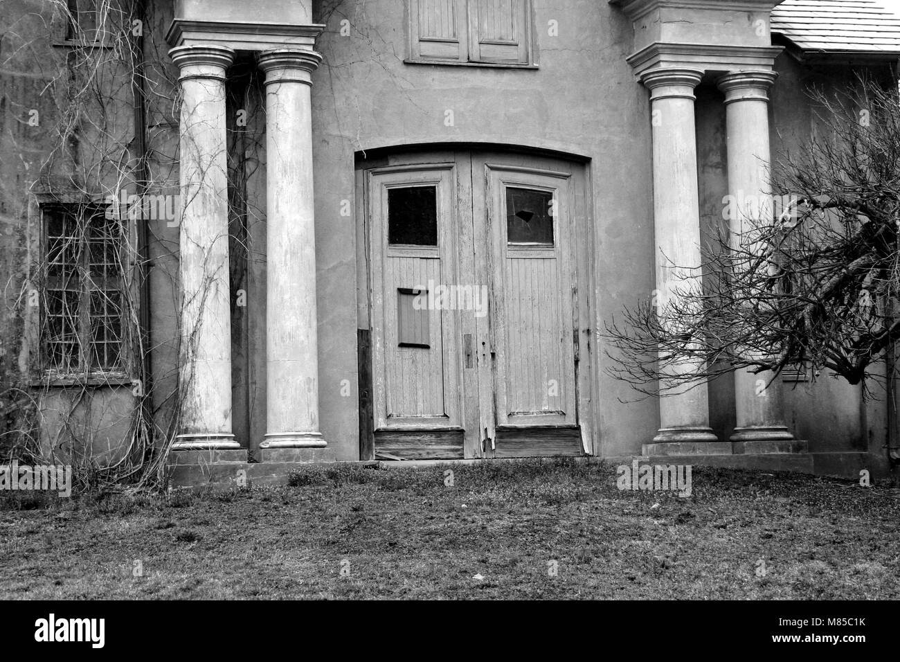 A Old concrete building image Stock Photo - Alamy