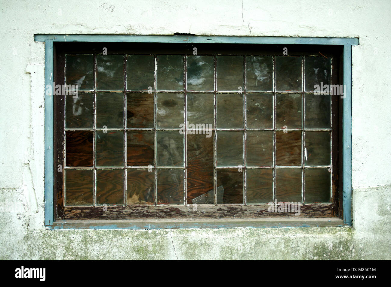 Old broken window hi-res stock photography and images - Alamy