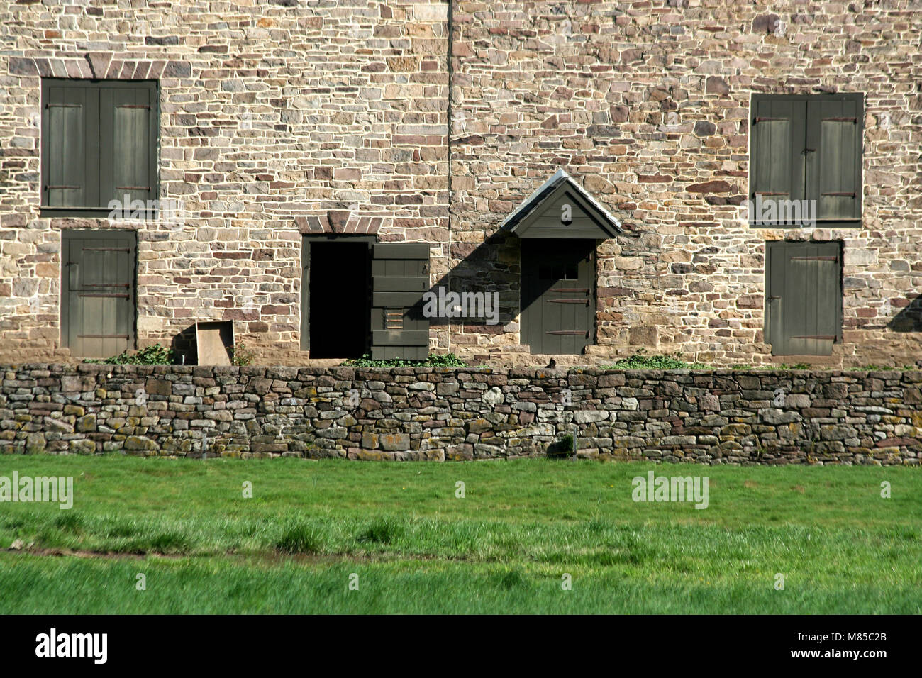 A old stone barn image Stock Photo - Alamy