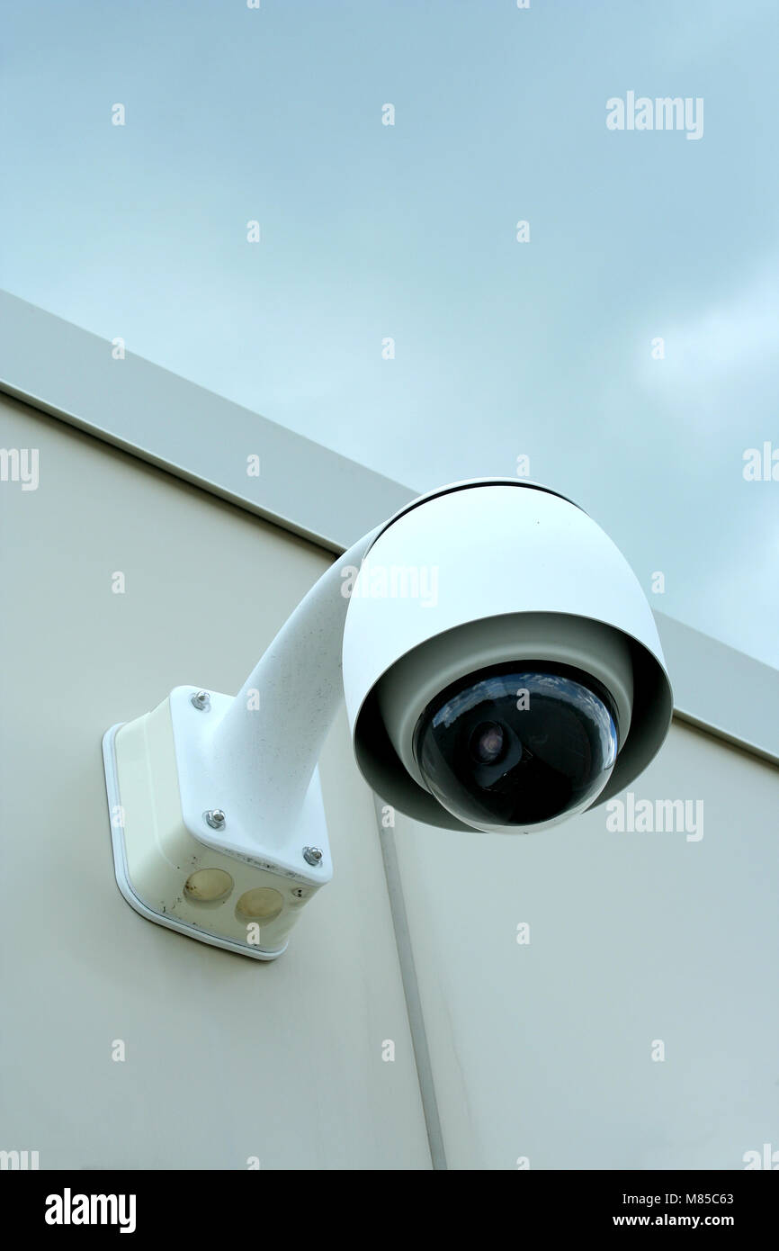 Cctv camera on side building hi-res stock photography and images - Alamy