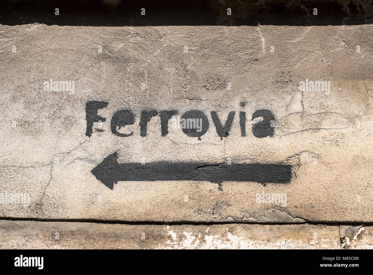 Orientation marking leading the way to the station inside the streets ...