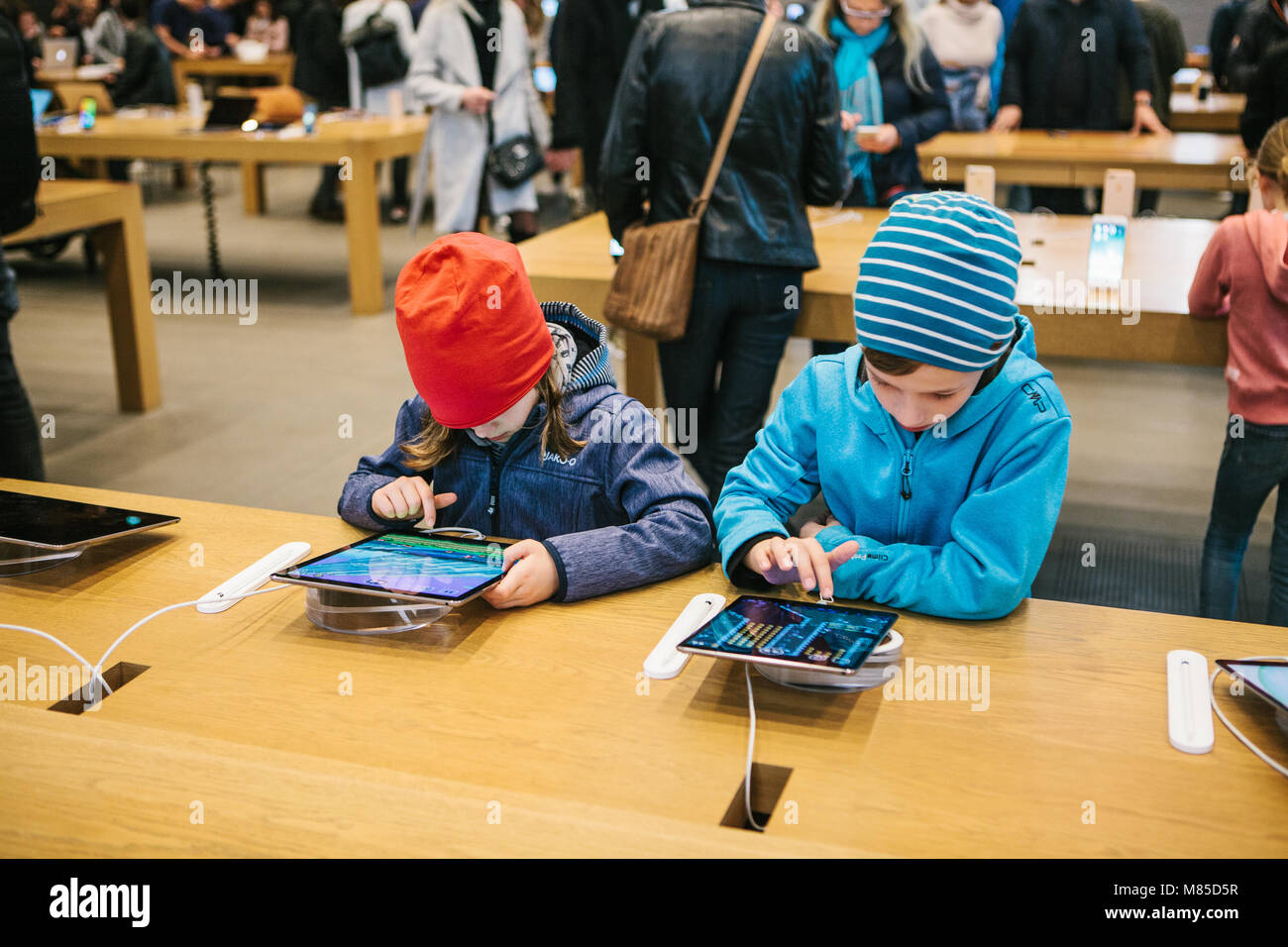 Presentation of the new advanced tablet Ipad Pro in the official Apple ...