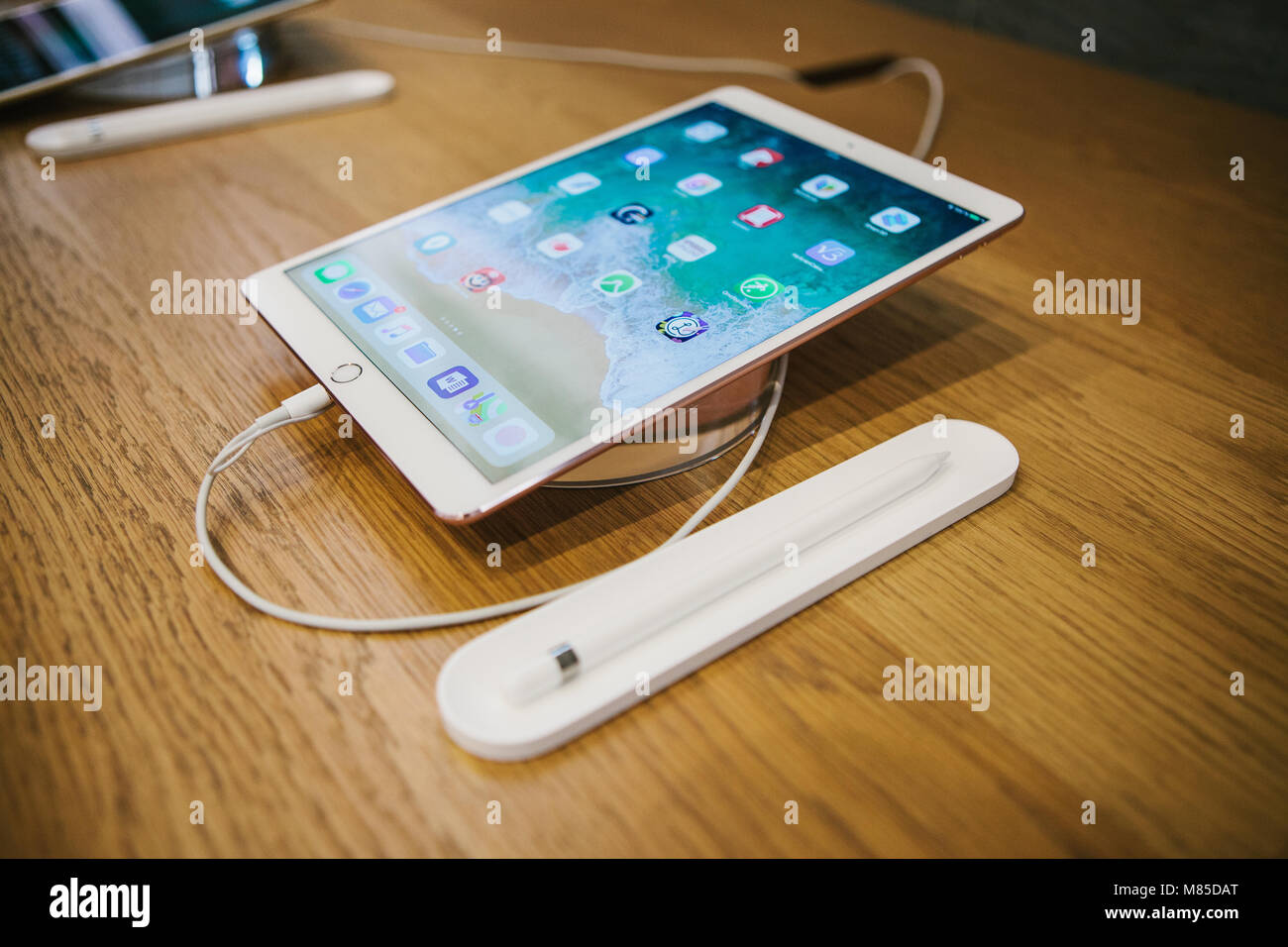 Presentation of the new advanced tablet Ipad Pro in the official Apple ...