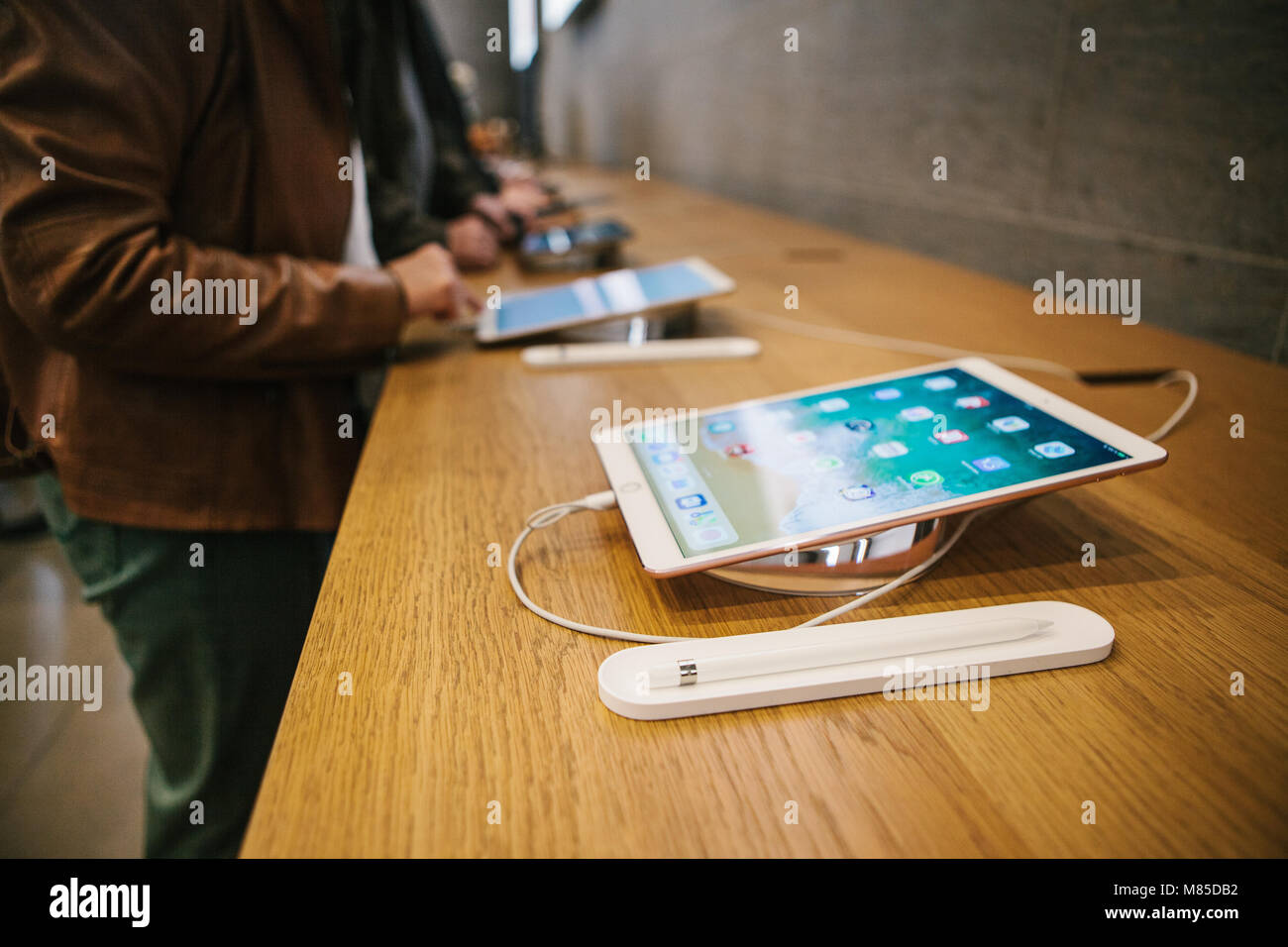 Presentation of the new advanced tablet Ipad Pro in the official Apple ...