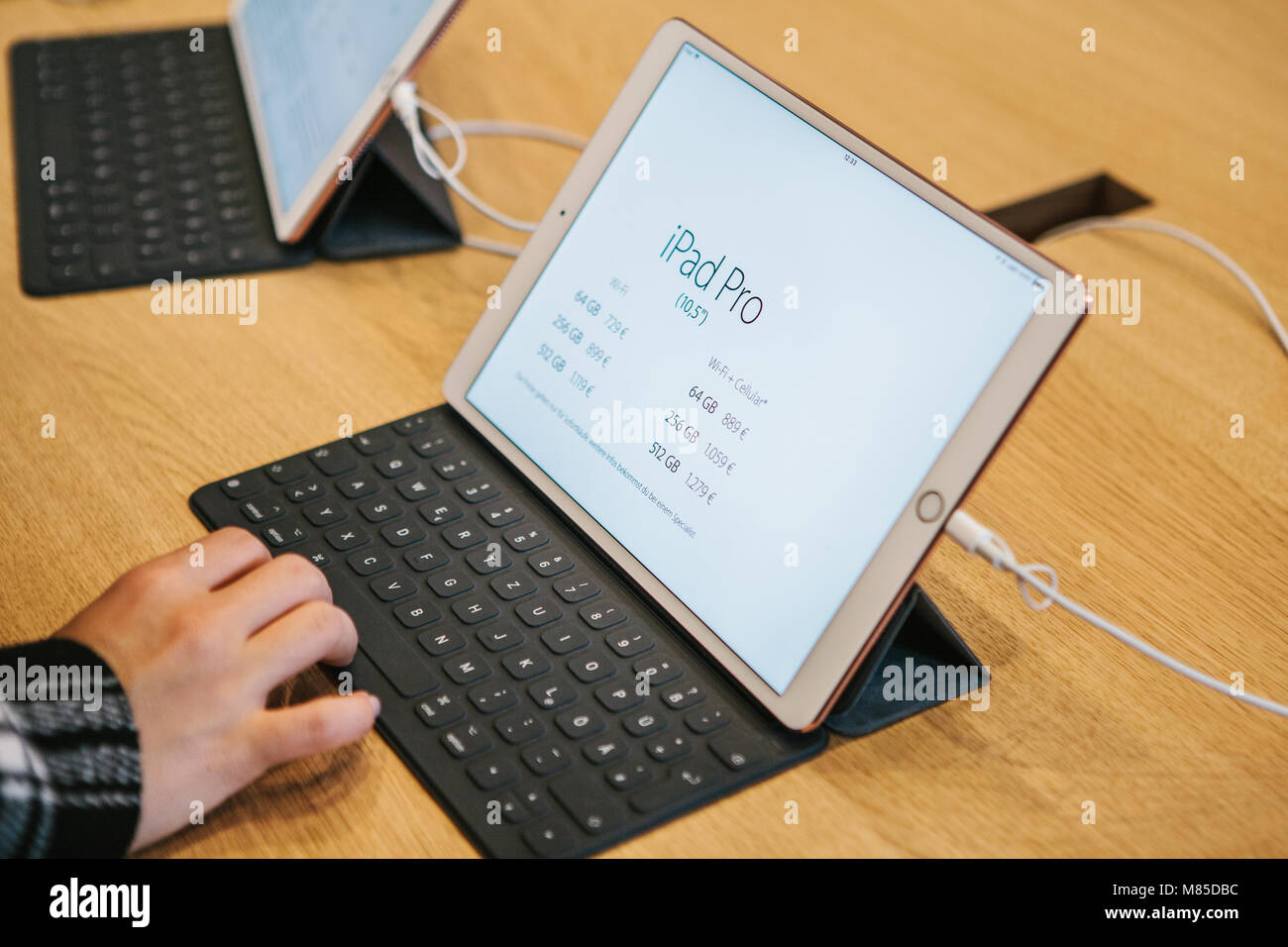 Presentation of the new advanced tablet Ipad Pro in the official Apple ...