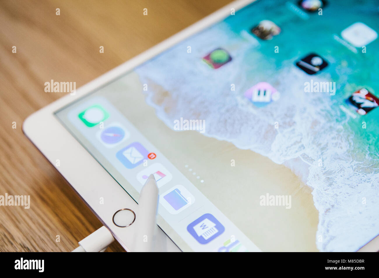 Presentation of the new advanced tablet Ipad Pro in the official Apple ...