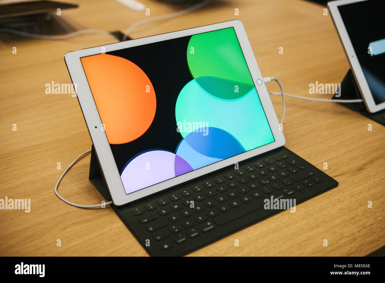 Presentation of the new advanced tablet Ipad Pro in the official Apple ...