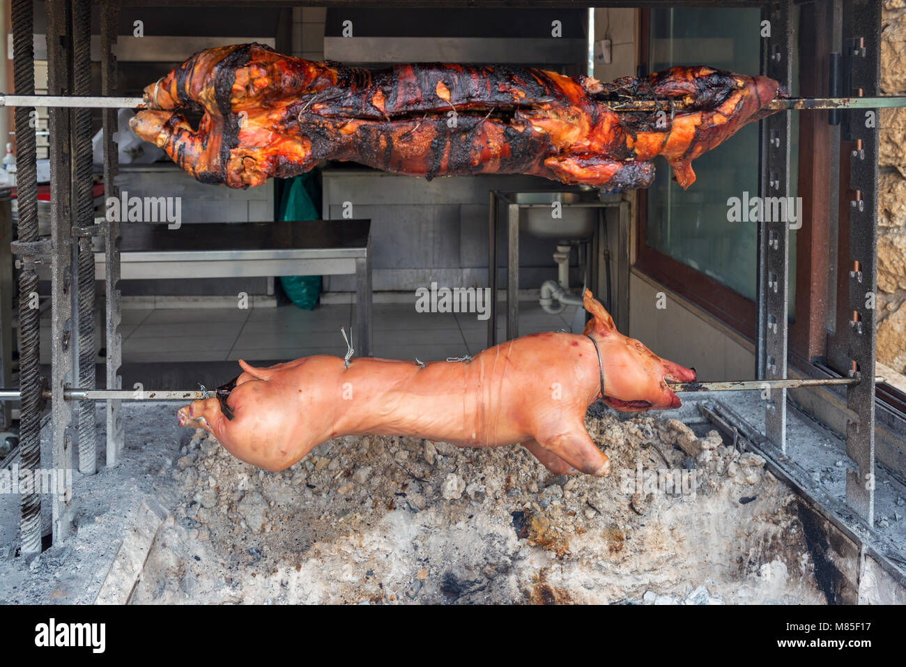 Whole Roasted Pig Stock Photos & Whole Roasted Pig Stock Images - Alamy
