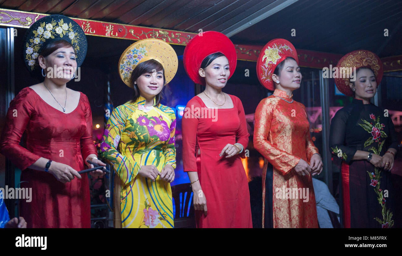 Traditional singers hi-res stock photography and images - Alamy