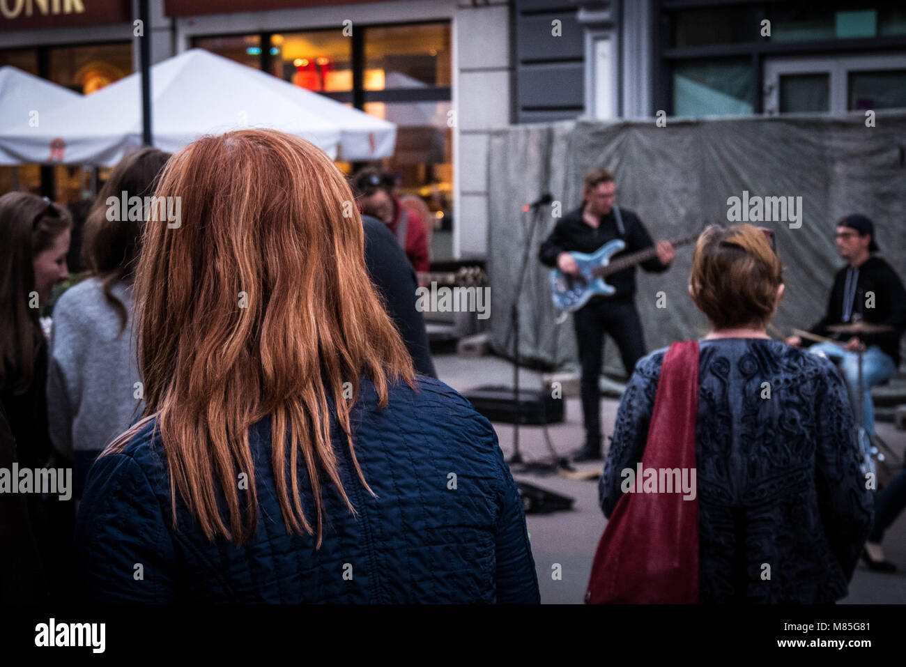 Audience of street jazz band Stock Photo - Alamy