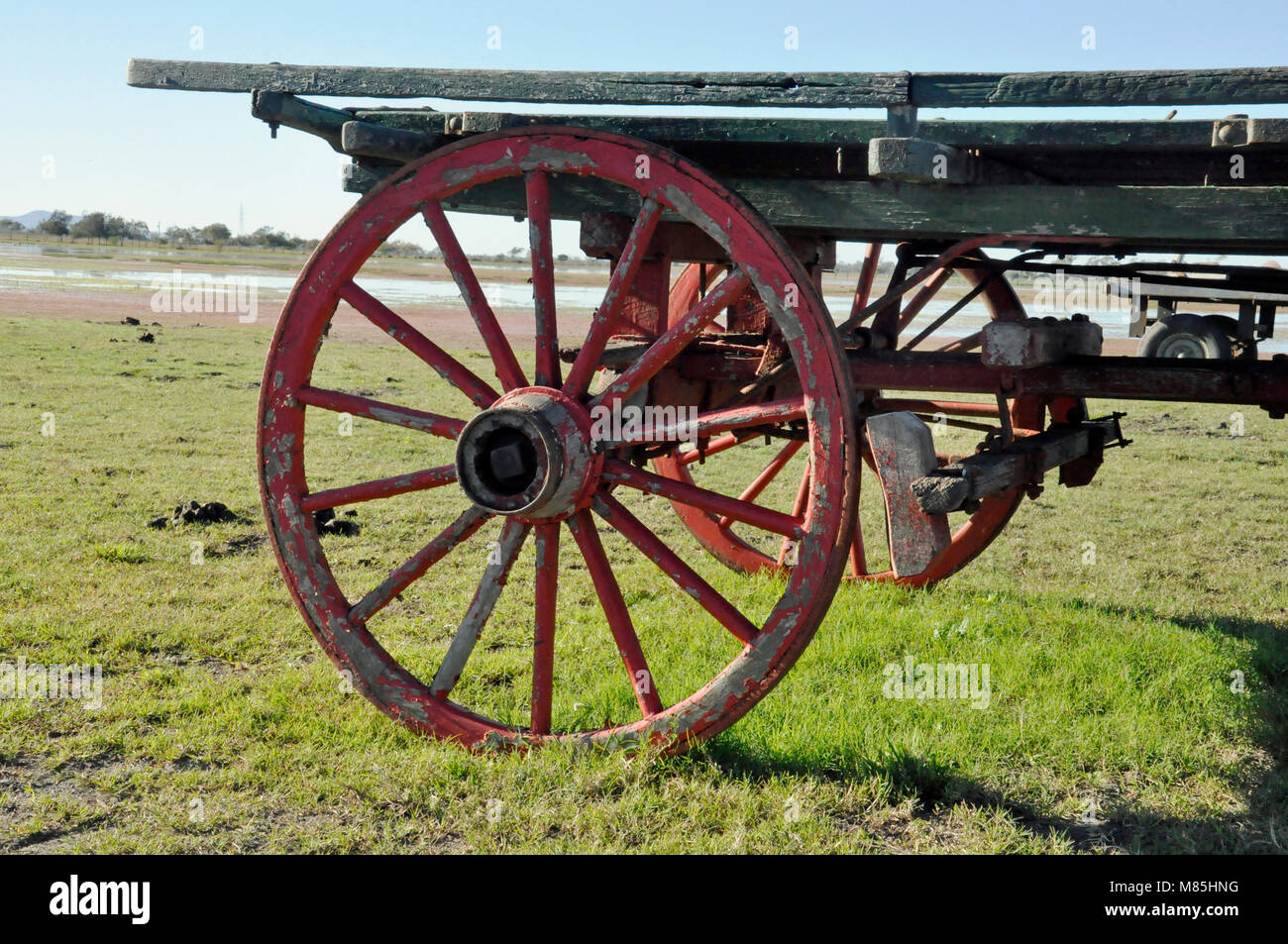 RUSTY CRUSTY AND FALLING TO BITS VINTAGE WAGON WHEELS Stock Photo - Alamy