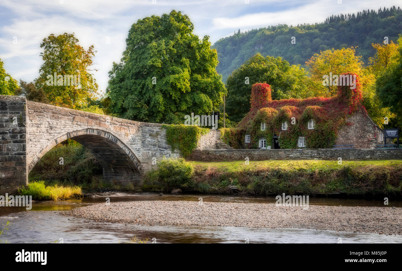 Old stone arch bridge hi-res stock photography and images - Alamy