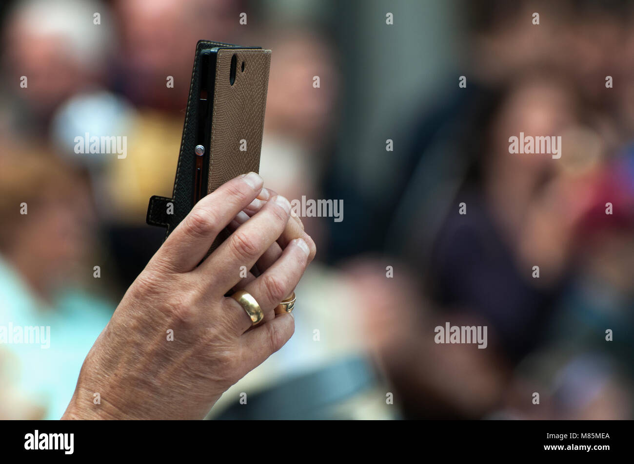 Person holds mobile device hi-res stock photography and images - Alamy