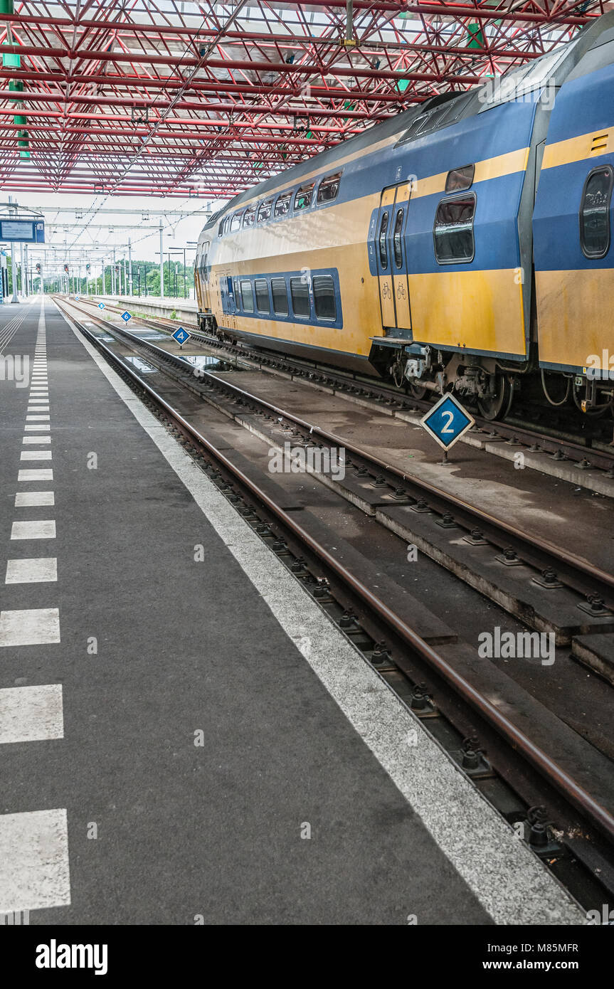 train stands still at a train station Stock Photo - Alamy