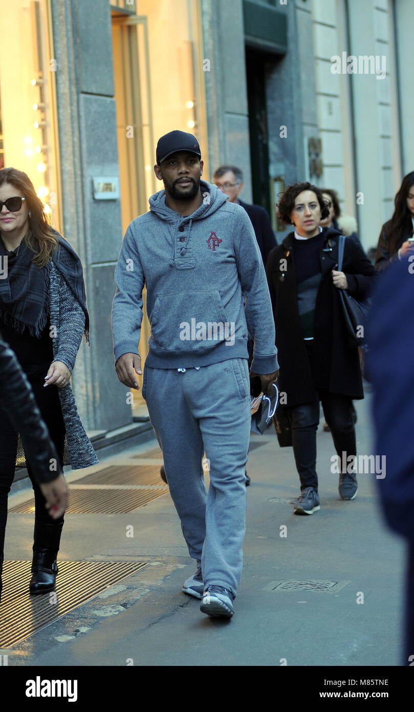 Milan, Maicon in the center of a walk with his wife Maicon Douglas ...