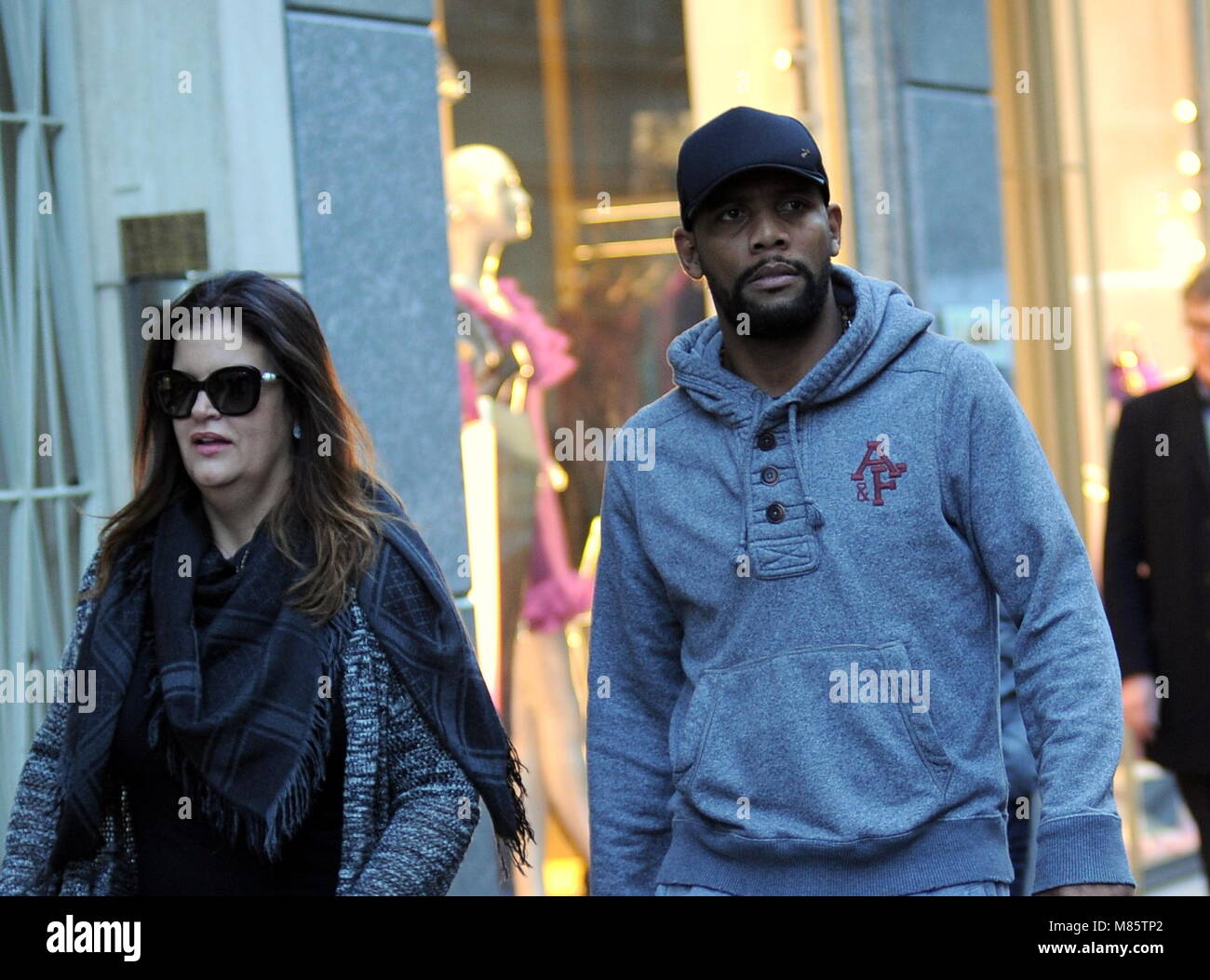 Milan, Maicon in the center of a walk with his wife Maicon Douglas ...