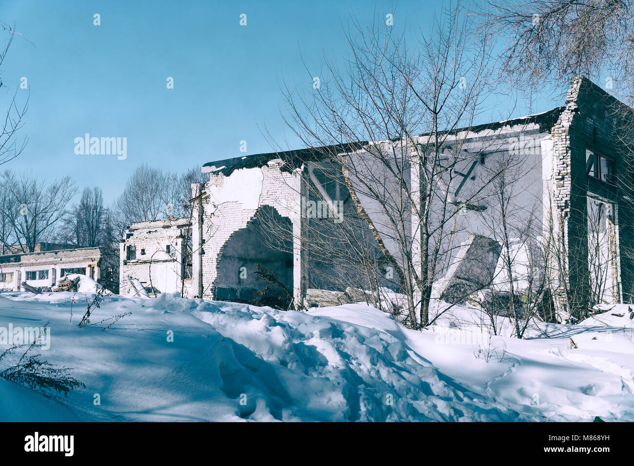 Building demolition by implosion hi-res stock photography and images ...