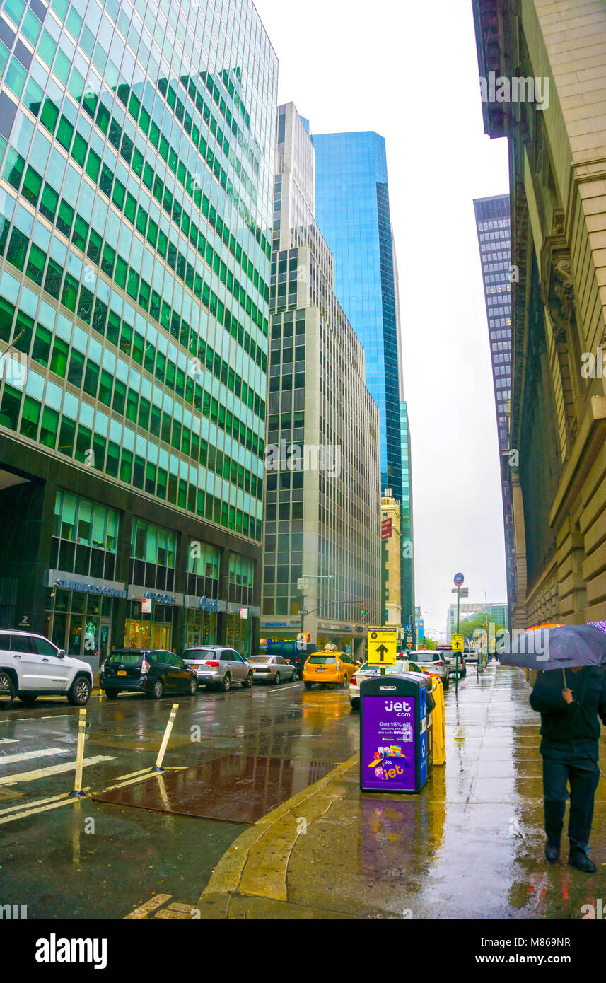 American city street level hi-res stock photography and images - Alamy