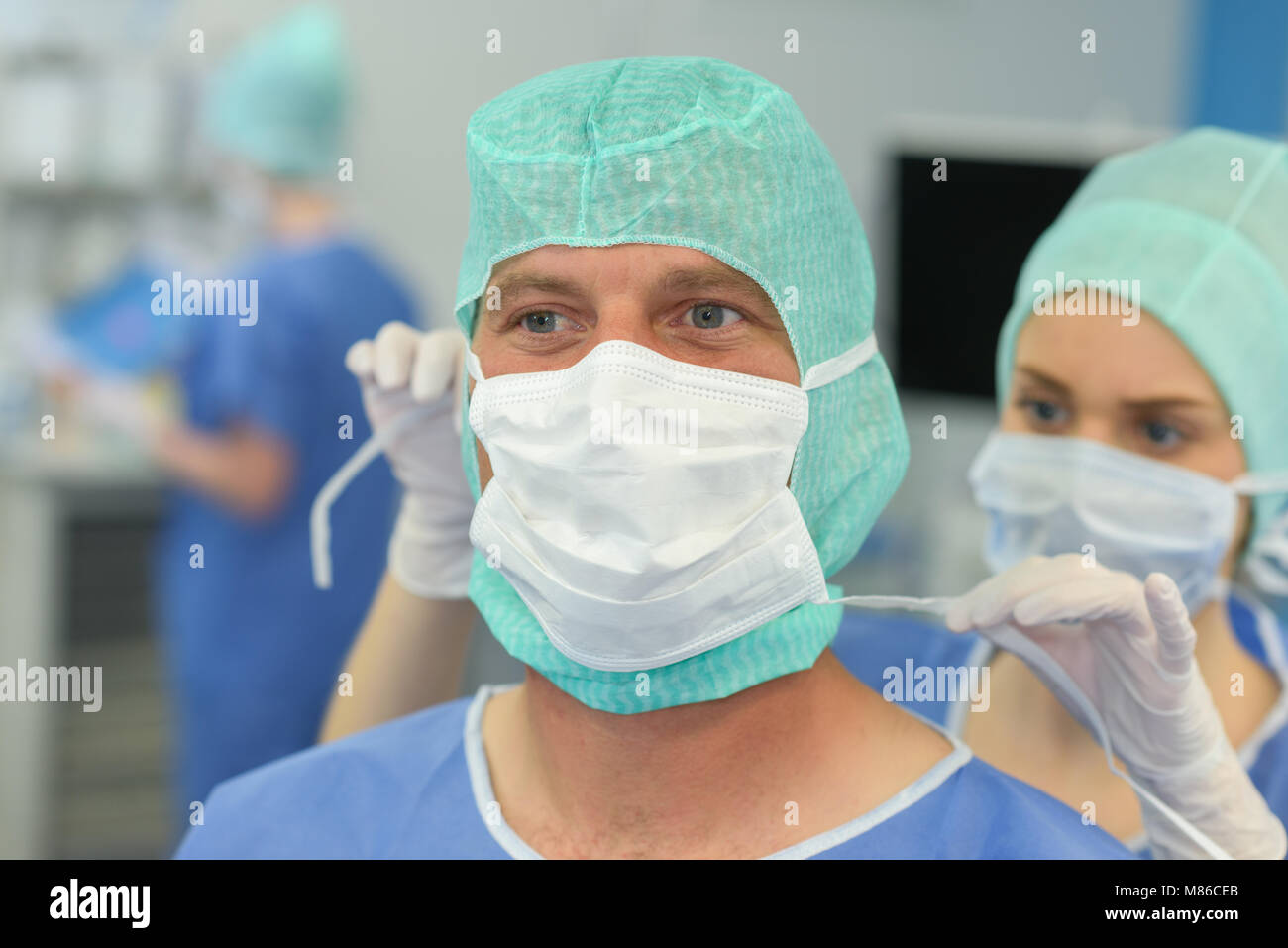 surgeon getting ready to operate Stock Photo - Alamy