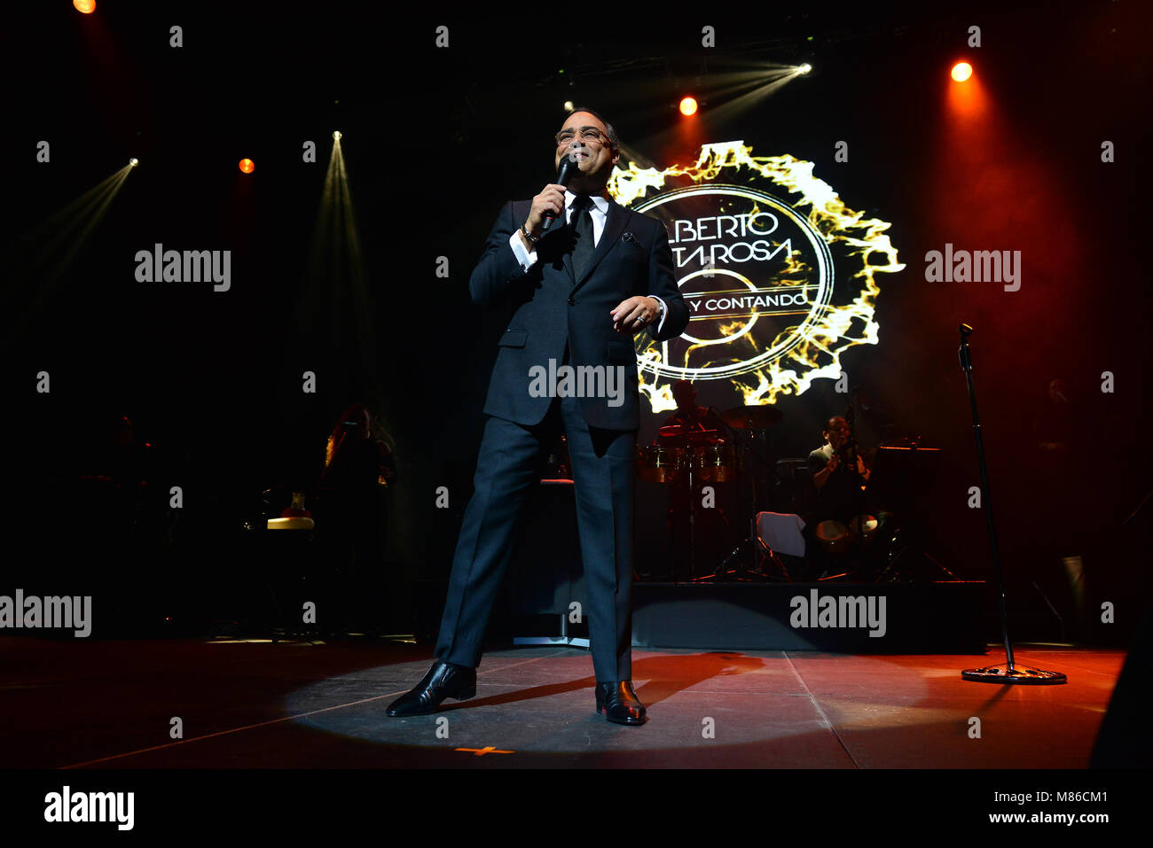 Gilberto Santa Rosa performing live in concert during '40 y Contando ...