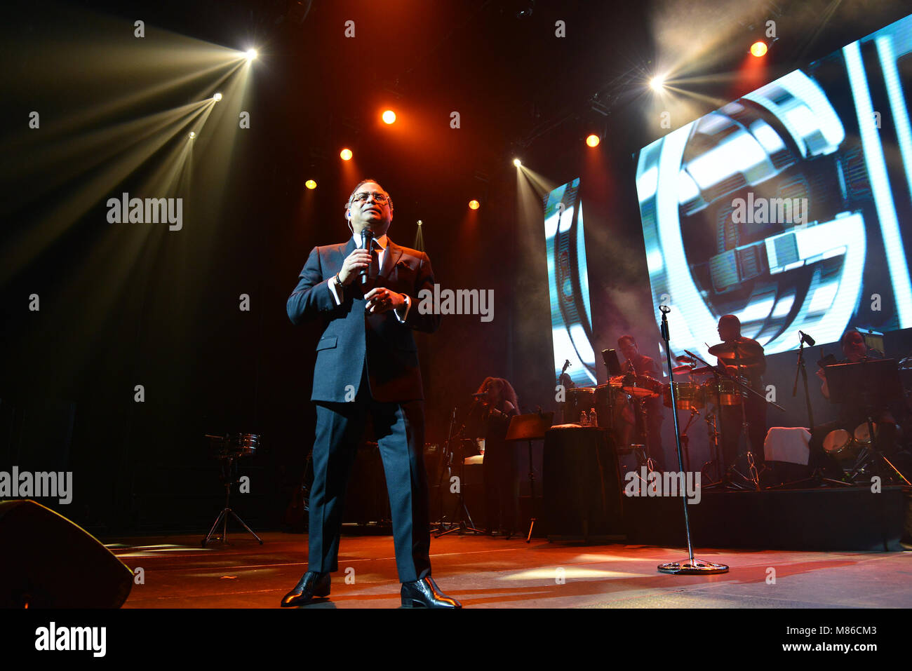 Gilberto Santa Rosa performing live in concert during '40 y Contando ...
