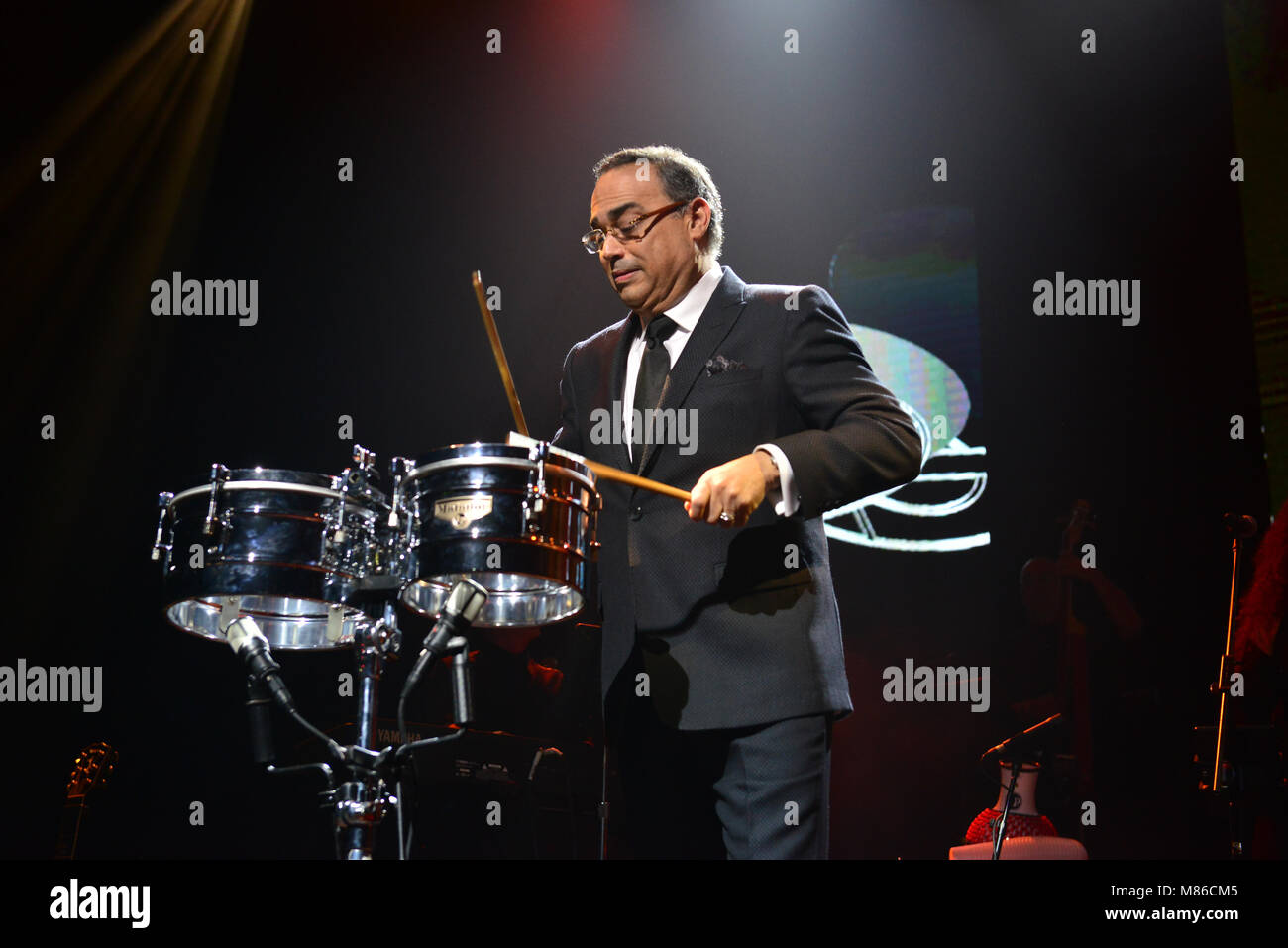 Gilberto Santa Rosa performing live in concert during '40 y Contando ...