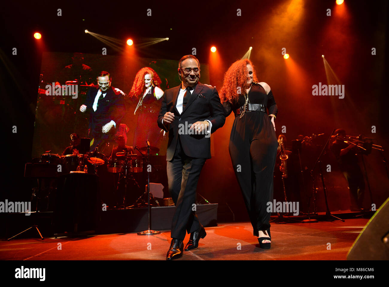 Gilberto Santa Rosa performing live in concert during '40 y Contando ...