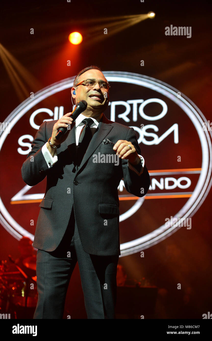 Gilberto Santa Rosa performing live in concert during '40 y Contando ...