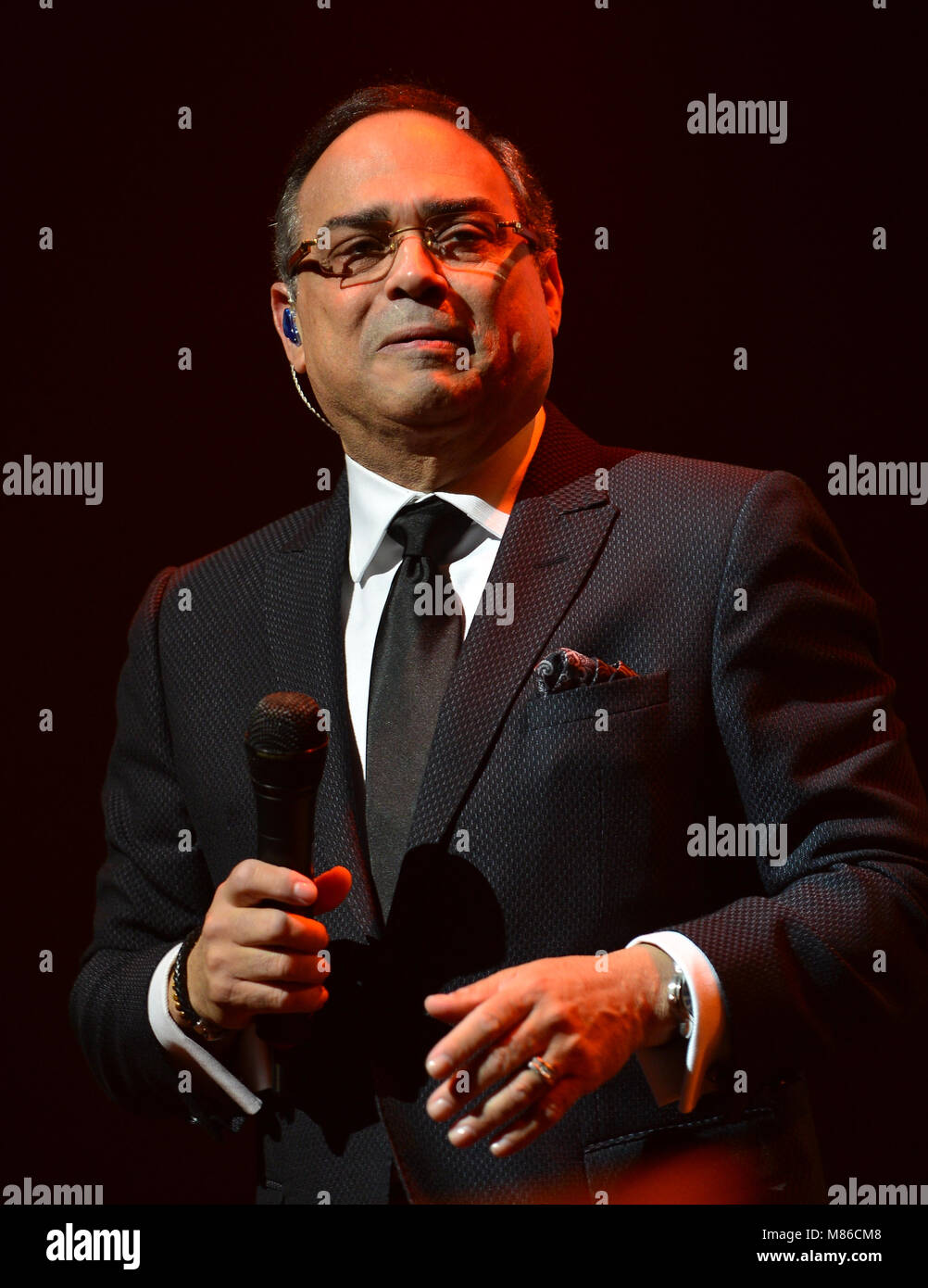 Gilberto Santa Rosa performing live in concert during '40 y Contando ...