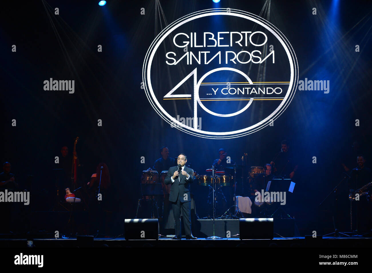 Gilberto Santa Rosa performing live in concert during '40 y Contando ...
