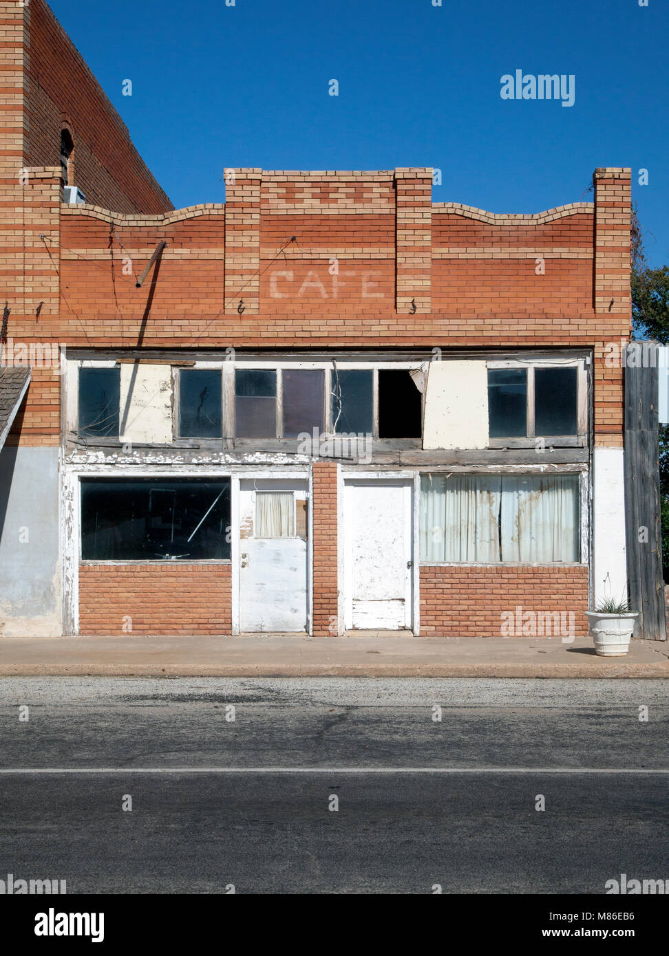 Abandoned brick building rural hi-res stock photography and images - Alamy