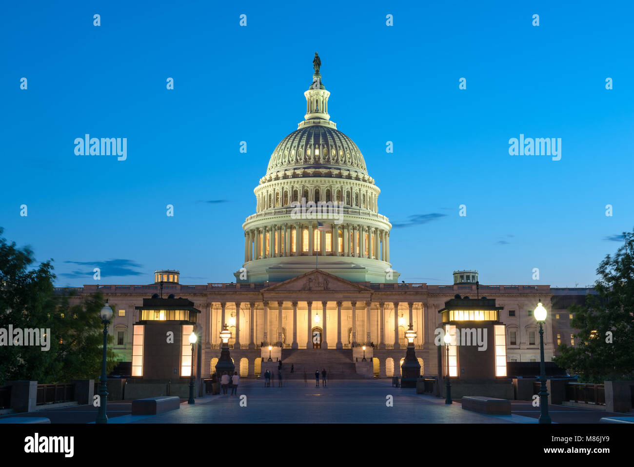 United states capitol building at night hi-res stock photography and ...