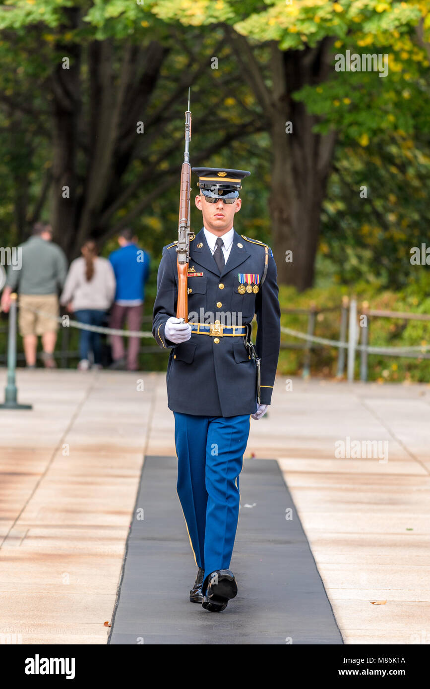 Guard, Tomb of the Unknown Soldiers, Arlington National Cemetery ...