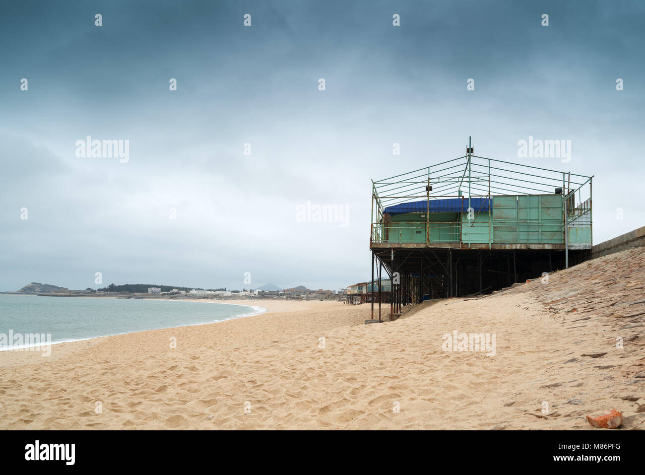 Temporary buildings on the beach and by the sea Stock Photo - Alamy