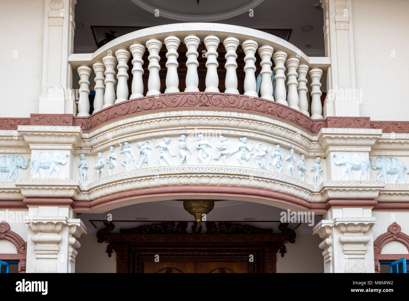 Ornate balcony above entrance to Sri Mariamman temple, Singapore Stock ...