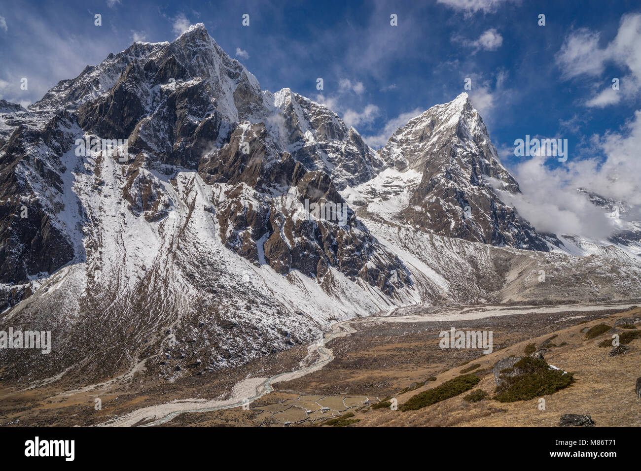 Pheriche village mount everest mountain hi-res stock photography and ...