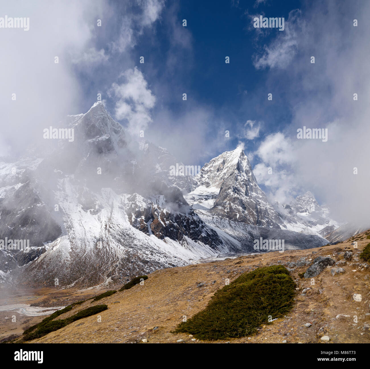 Pheriche village mount everest mountain hi-res stock photography and ...