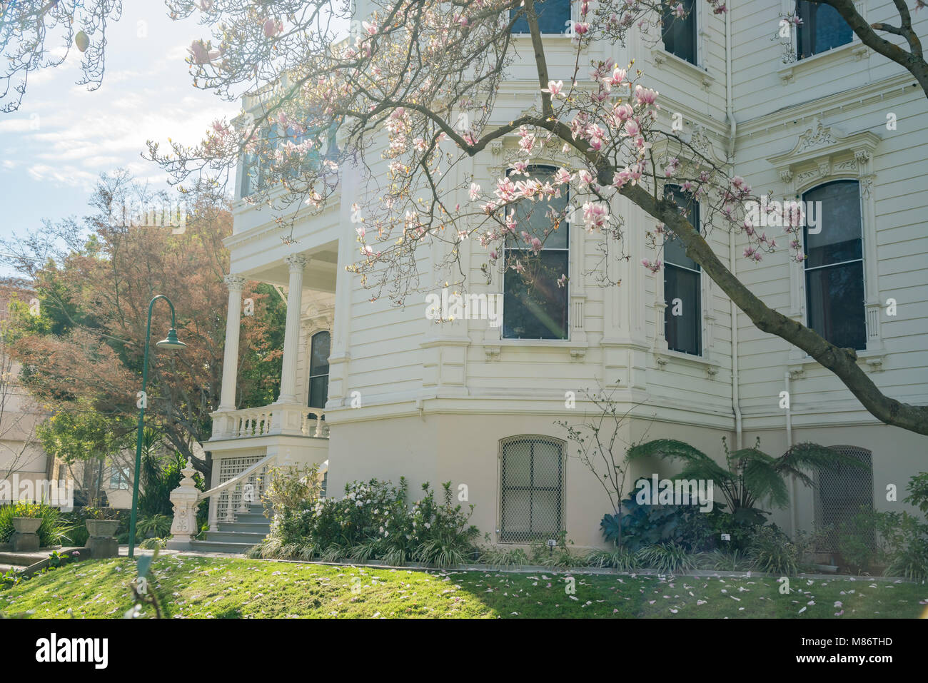 Exterior view of the beautiful Mansion Court at Sacramento Stock Photo ...