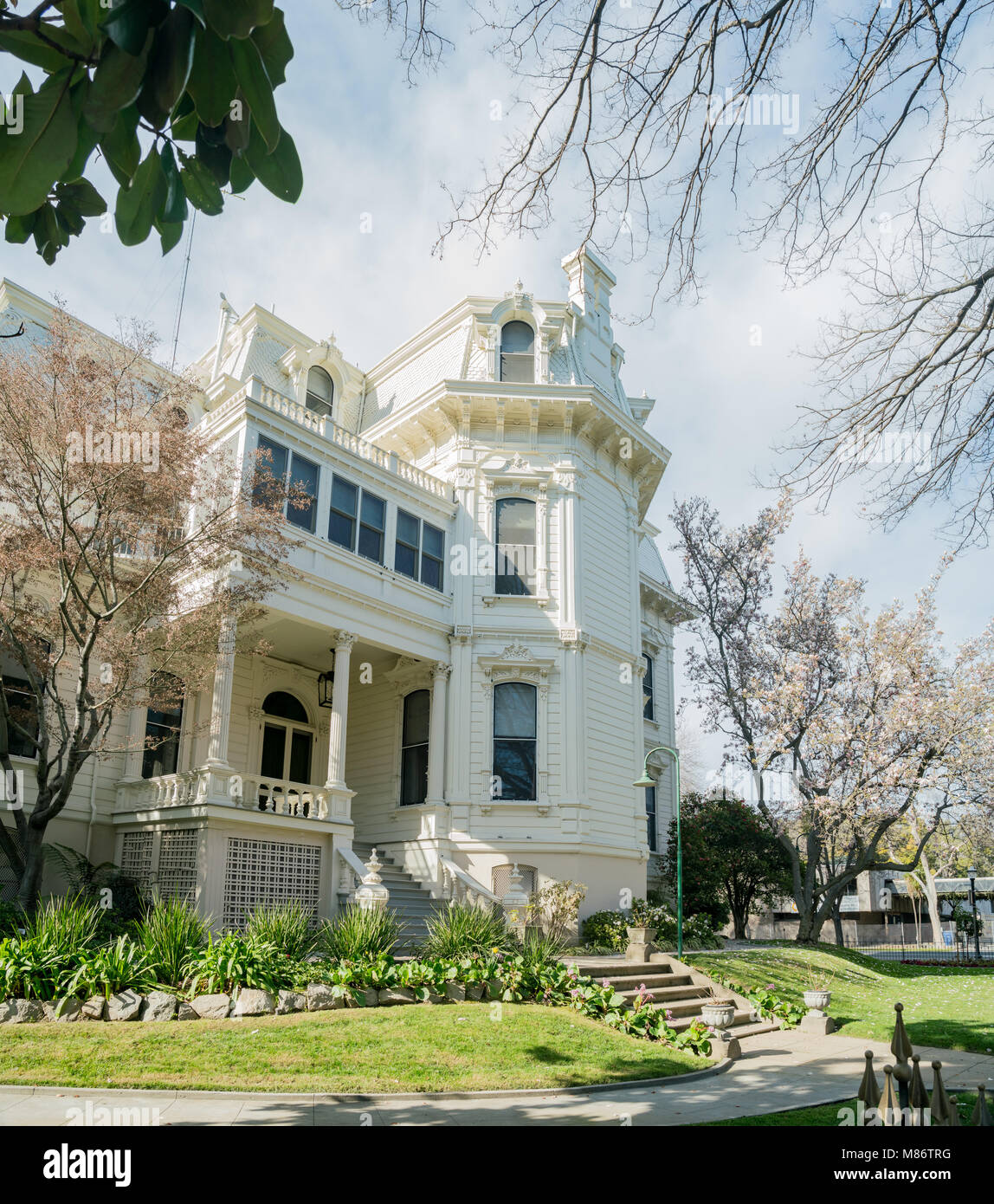 Exterior view of the beautiful Mansion Court at Sacramento Stock Photo ...