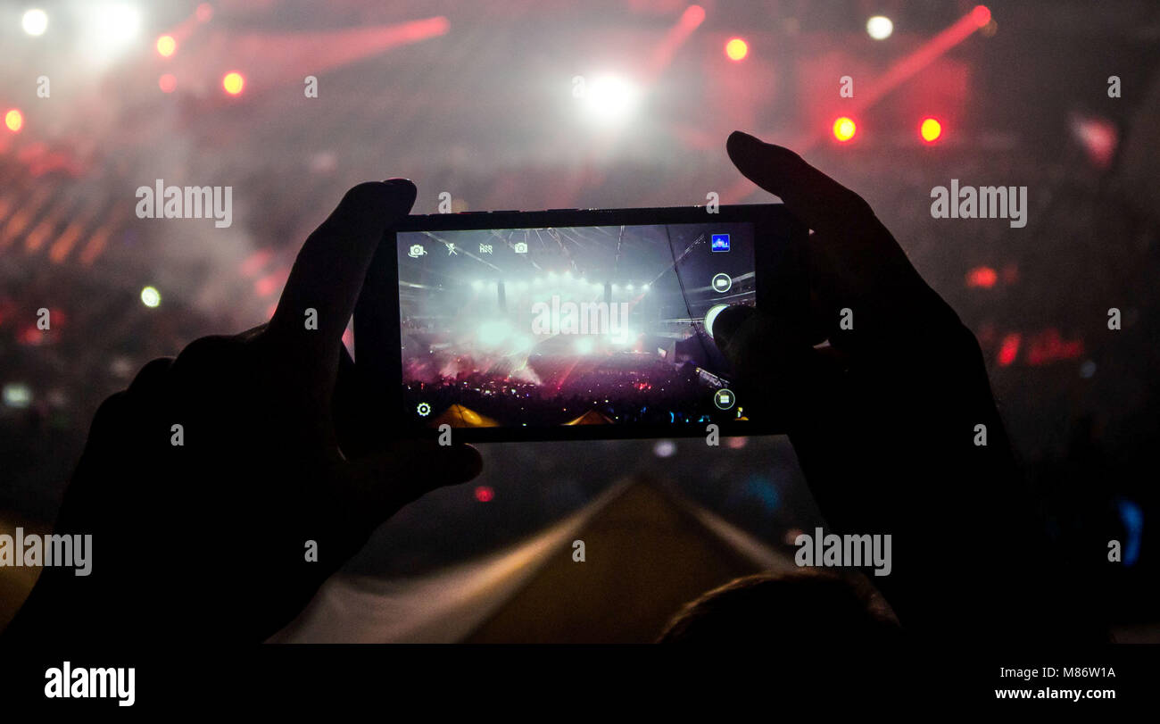 Showbiz concert hi-res stock photography and images - Alamy