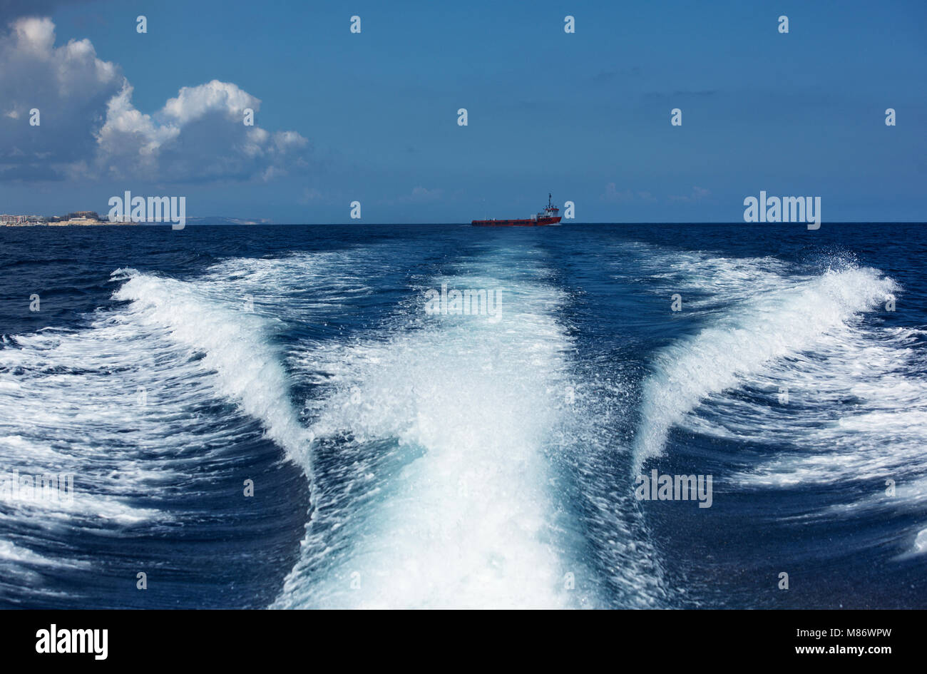 Wake in water ship sailing hi-res stock photography and images - Alamy