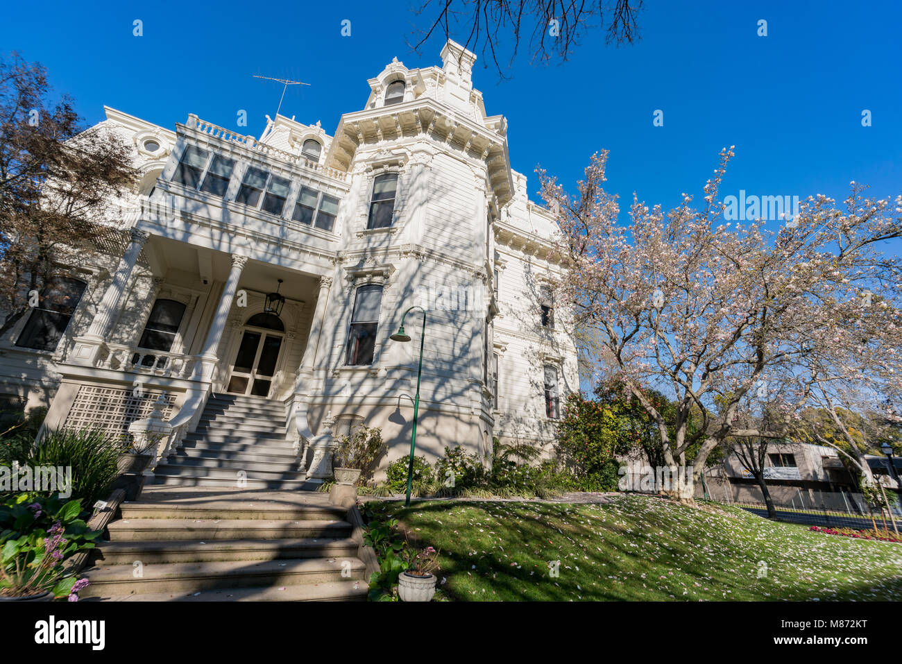 Exterior view of the beautiful Mansion Court at Sacramento Stock Photo ...