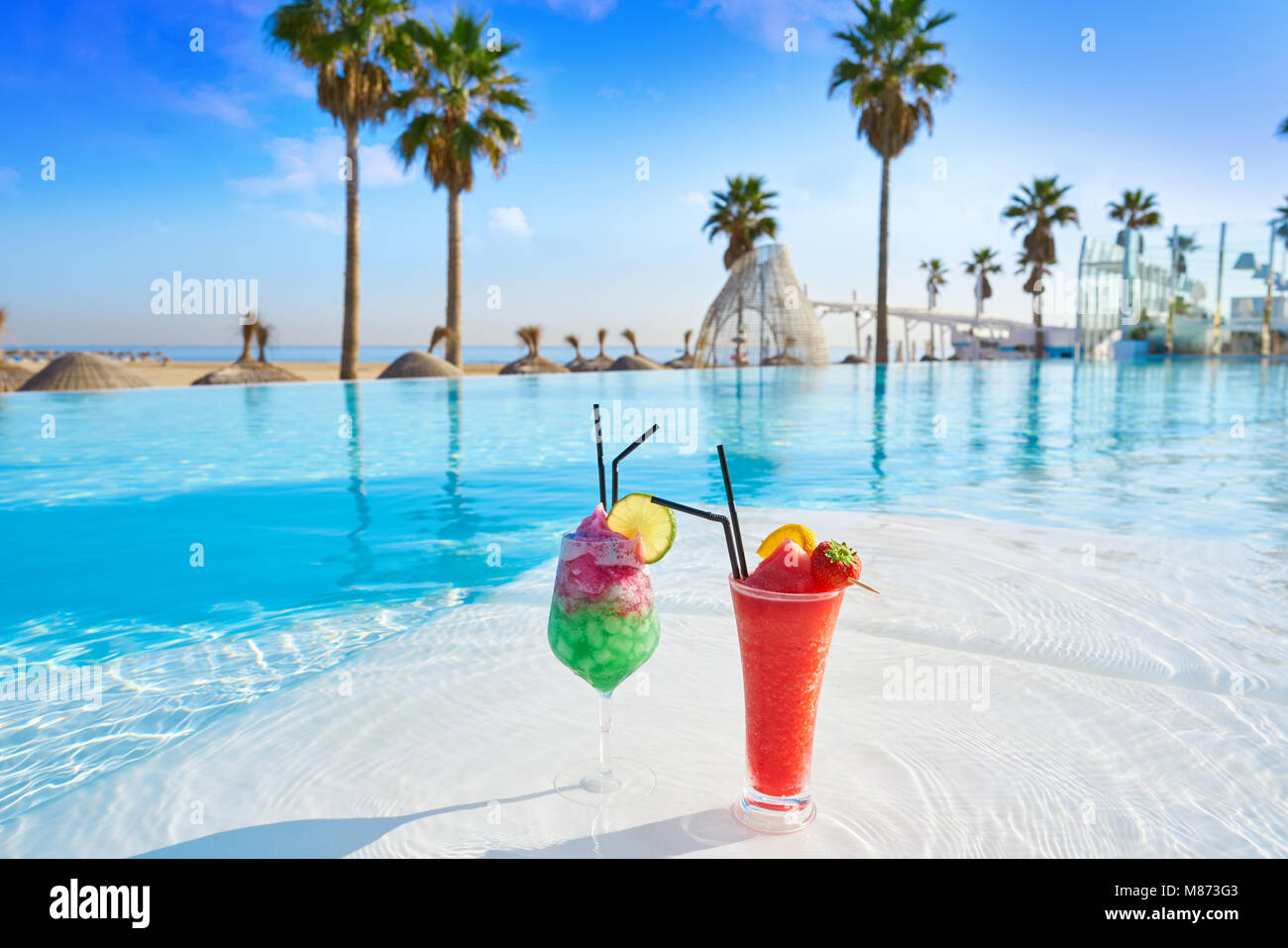 Tropical cocktails in resort infinity pool lounge bar Stock Photo - Alamy