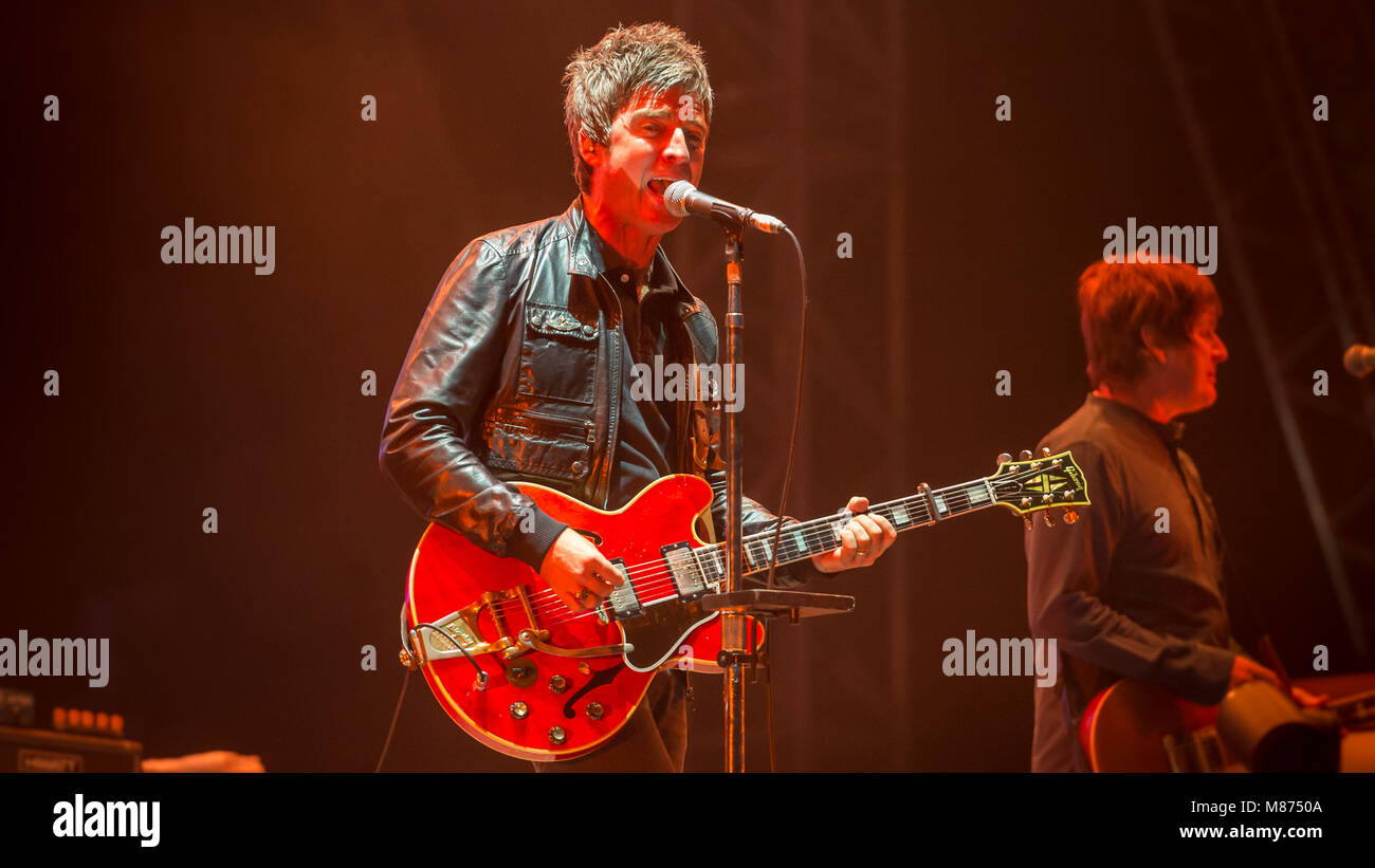 Gem archer high flying birds hi-res stock photography and images - Alamy