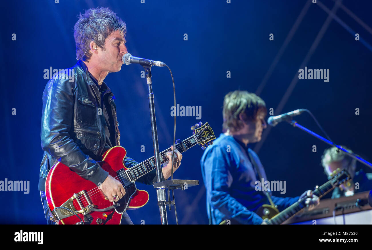 Gem archer high flying birds hi-res stock photography and images - Alamy