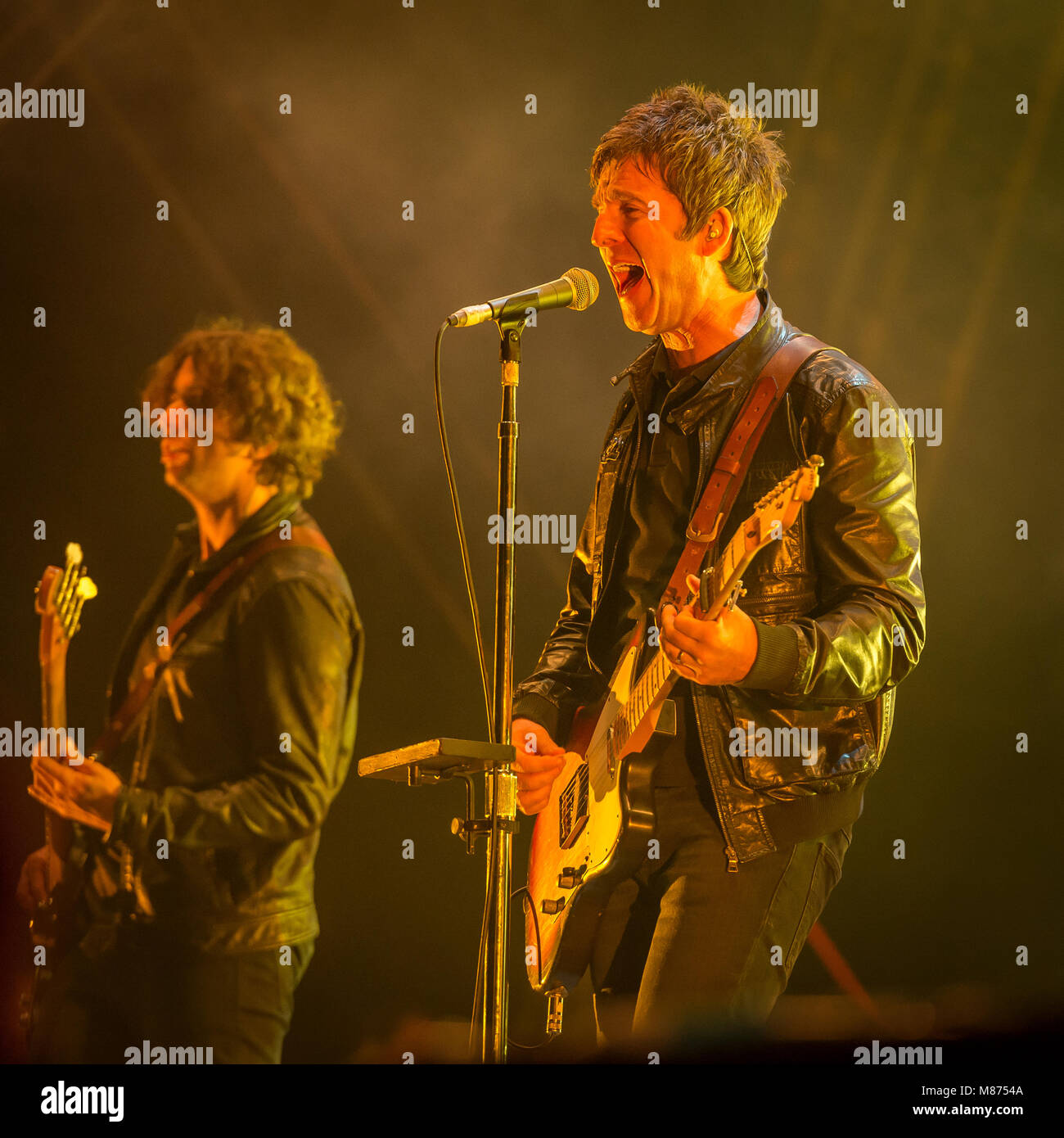 Gem archer high flying birds hi-res stock photography and images - Alamy